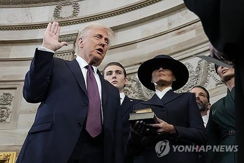 트럼프 성경에 손 안얹고 취임선서미 언론들 문제는 안돼