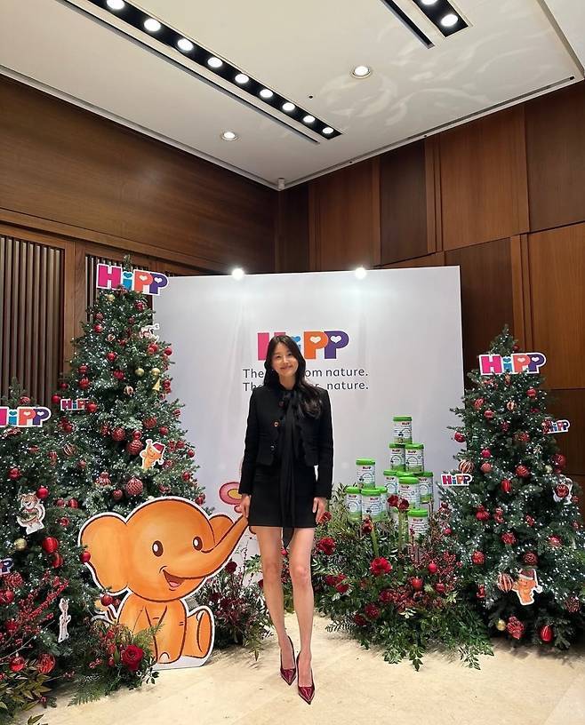한지혜 172cm 47kg 충격 비주얼 블랙 미니스커트에 레드 하이힐로 시선 압도 스타와 라이프