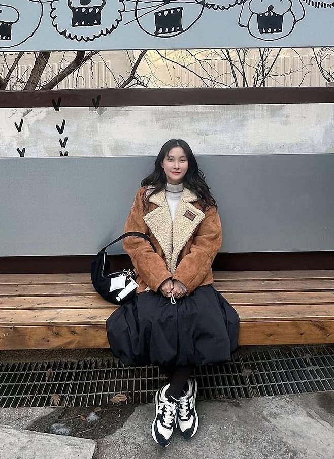 박규리 무스탕이 청순 혼자 신난 둡두비 스커트와 무스탕 재킷 외출룩 패션엔