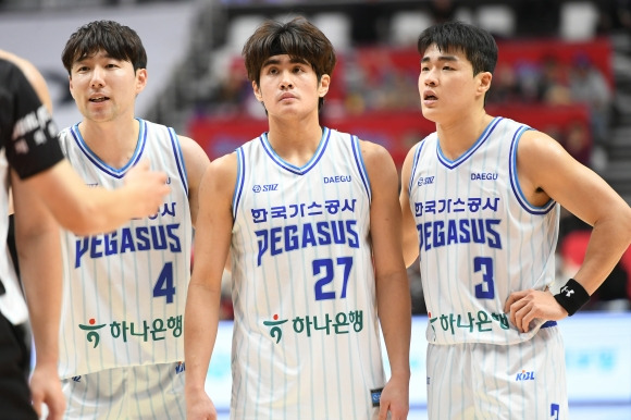 가드 3명 평균 신장 179㎝ 코트 휩쓰는 ‘꼬꼬마 부대