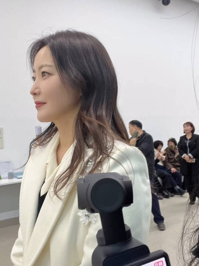 김희선 예나 지금이나 완벽한 비주얼 화이트 롱코트로 독보적 미모 발산 스타와 라이프