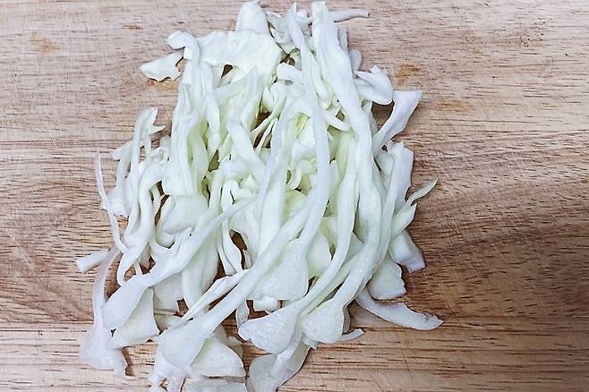 양배추 썰 때 칼 대신 이것 사용해 보세요 샐러드 전문점 뺨치네요~ 쏙쏙팁
