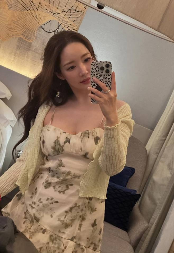 박민영 164cm 은근 글래머 아침에도 동안 끈 원피스와 크롭 카디건 데일리룩 패션엔