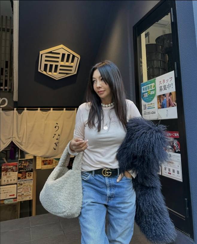 황신혜 일본 여행엔 구찌벨트 60대 믿기지않는 스타일과 멋 데님룩 뷰티는 내운명