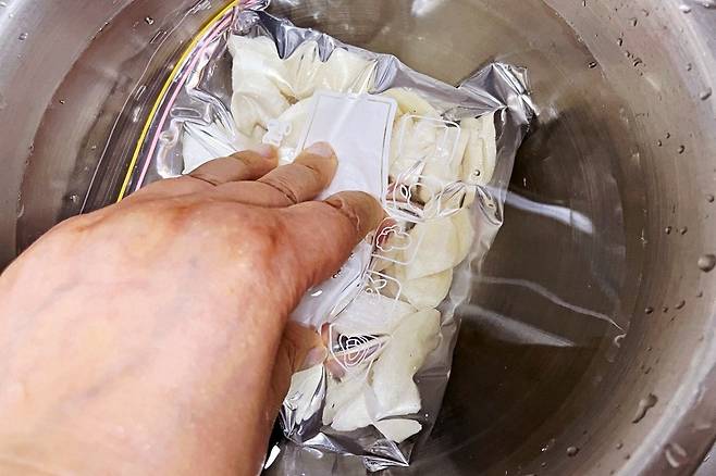 냉동떡국떡 물에 바로 담그면 바보 이렇게 해야 갈라짐 없고 맛있습니다~ 쏙쏙팁