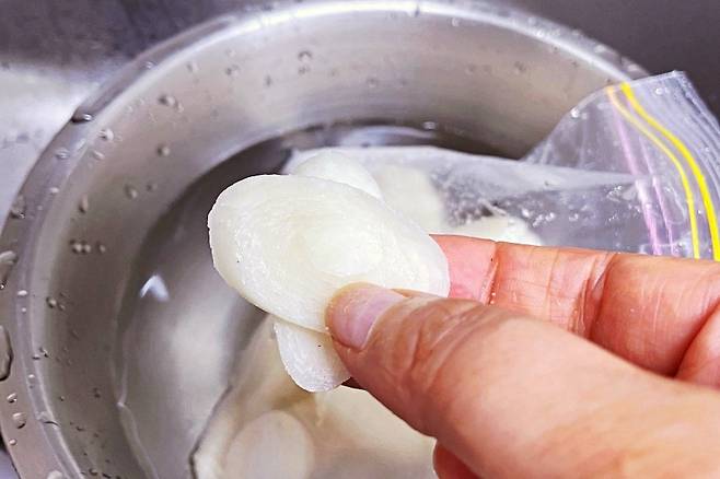 냉동떡국떡 물에 바로 담그면 바보 이렇게 해야 갈라짐 없고 맛있습니다~ 쏙쏙팁