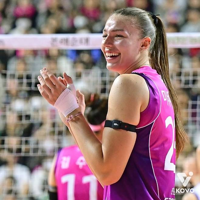 김연경의 흥국생명 3연승 질주 대한항공은 접전 끝 2위 굳히기