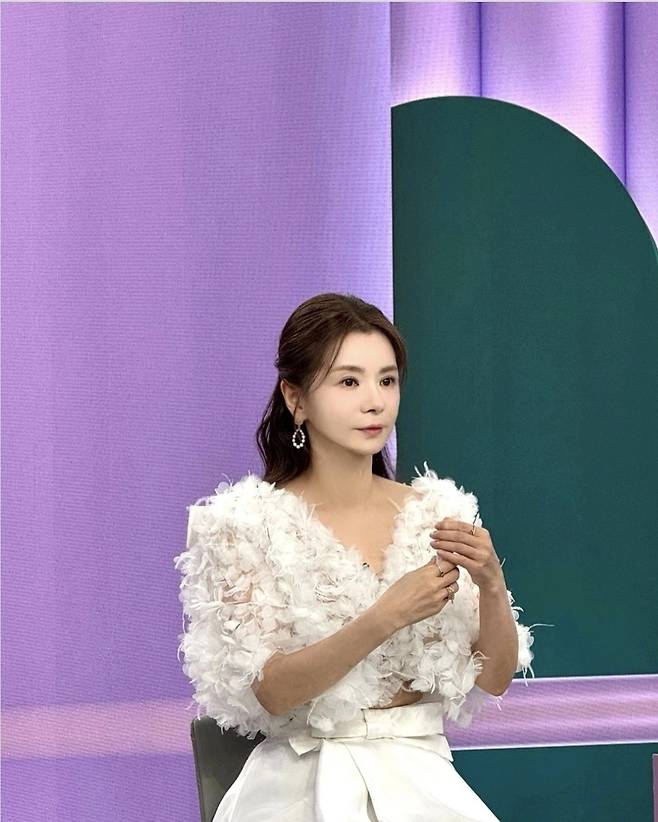부처님 걸고 깜짝 결혼발표 없을 거라는 여배우 50대 미니스커트룩 대본은 내운명
