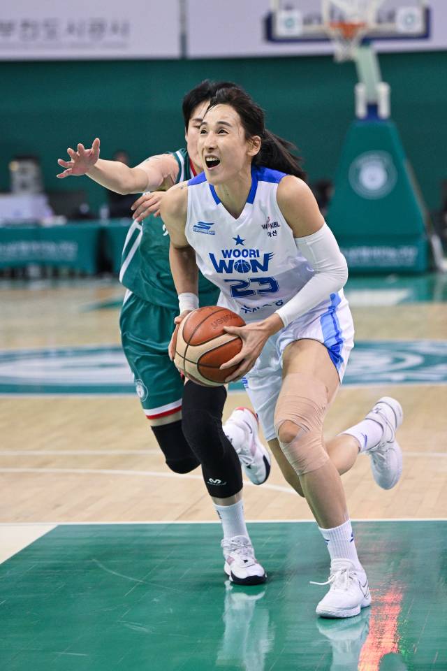 김단비 더블 더블이민지 15점 우리은행 쾌조의 3연승공동 1위 도약하나은행 6연패 어쩌나