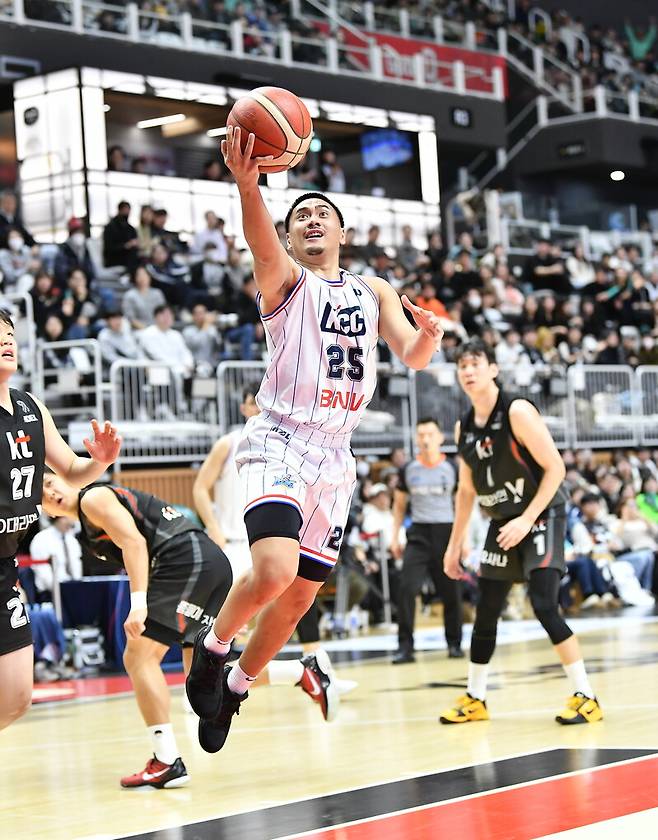 [BK 리뷰] '에피스톨라 결정적 활약' KCC, 한국가스공사에 접전 끝 승리... 3연승 '성공'