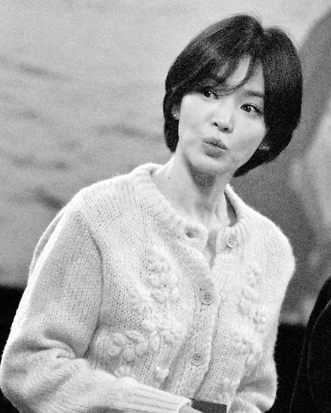 송혜교 팬들 홀린 무대인사 러블리한 ‘니트 Vs 체크 Vs 코트 드뮤어룩 패션엔