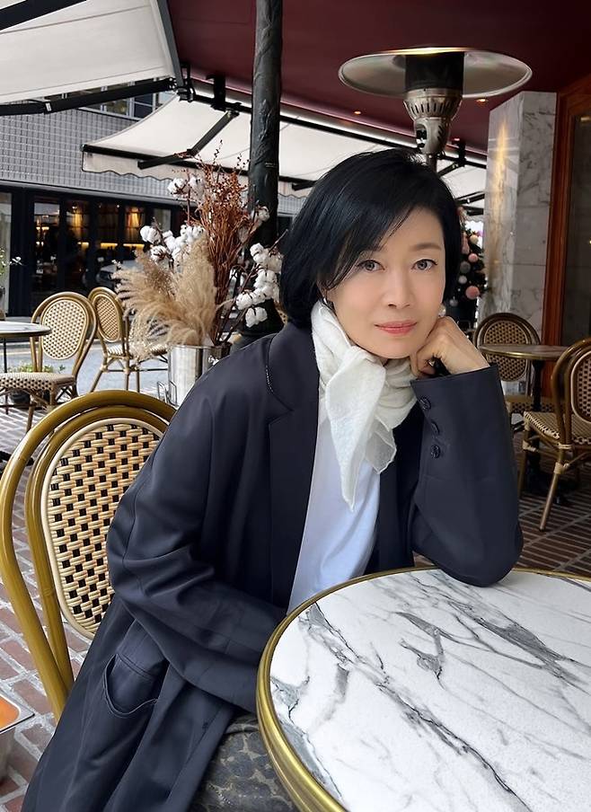 나영희 60대 스카프 품격 스카프 하나로 끝낸 우아한 품격 나들이룩 패션엔