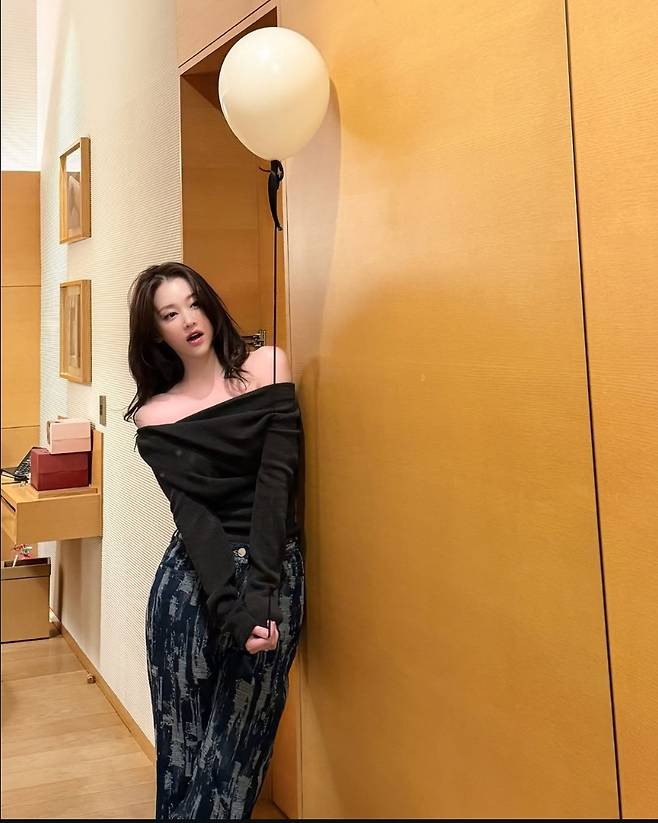 황금골반이 뭐길래 비현실적 S라인으로 난리난 여배우 또 딱붙는 옷 입었네 대본은 내운명