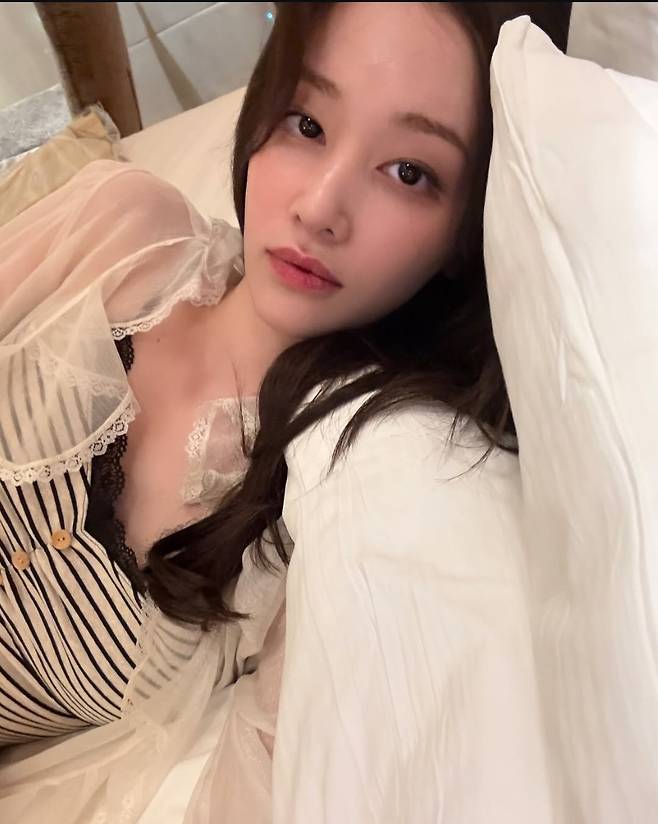 황금골반이 뭐길래 비현실적 S라인으로 난리난 여배우 또 딱붙는 옷 입었네 대본은 내운명