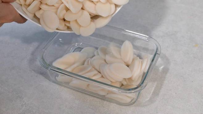 떡국떡 보관 그냥 냉동실에 넣지 마세요 이렇게 하면 1년이 지나도 말랑말랑 맛있습니다 최주부
