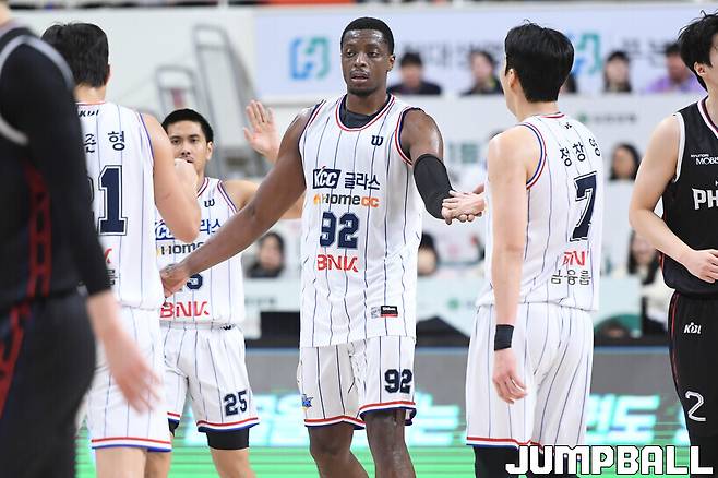 ‘숀 롱·프림 동반 활약 현대모비스 4연패 탈출하며 2위 수성kcc 3연승 마침표