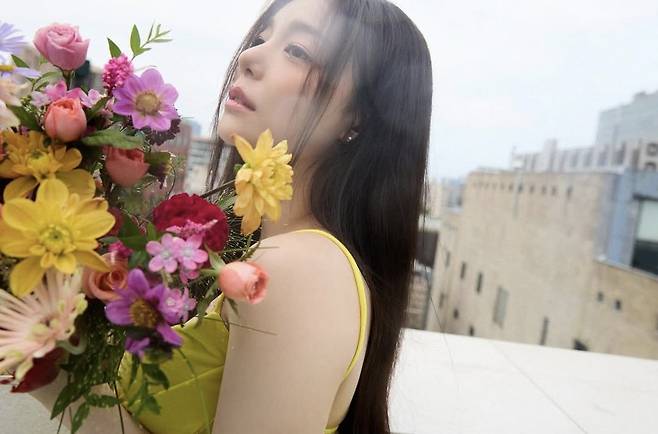 ♥3살 연하배우 출신 사업가와 오는 4월에 결혼 앞둔 여가수 드레스룩 대본은 내운명