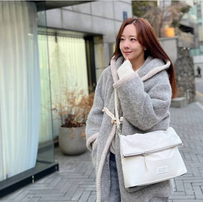 소유진 요즘 딱 어울리는 스타일 그레이 더플코트로 완성한 세련된 데일리룩 스타와 라이프