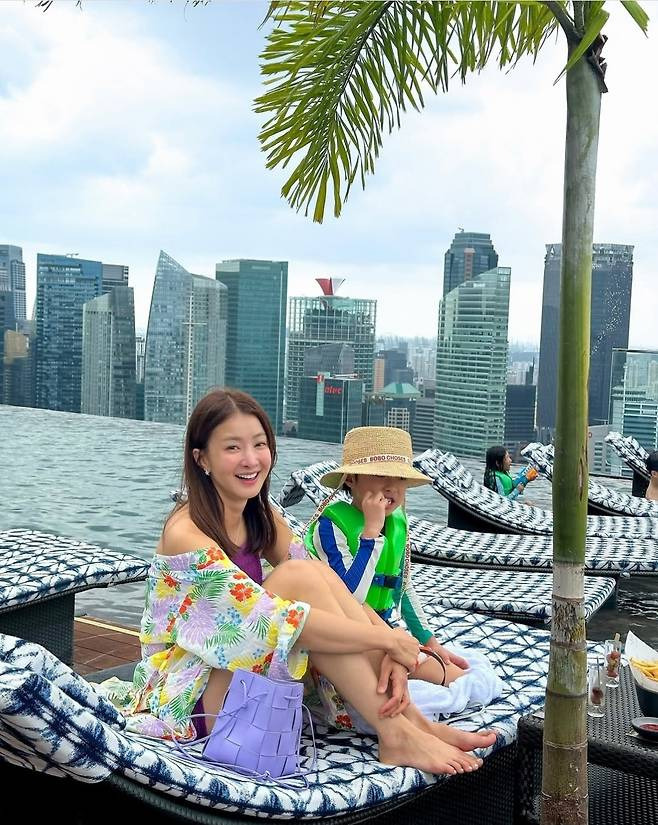 이시영 싱가포르서 몸매 포텐 폭발 아들과 즐긴 바캉스 보라색 원피스 수영복 눈길 스타와 라이프