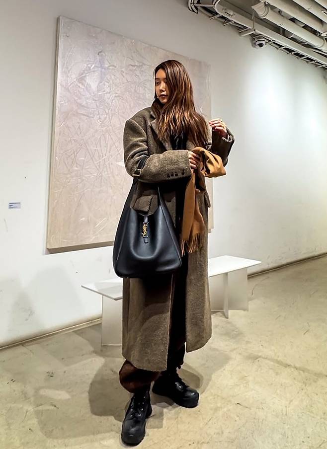 채정안 얼죽코 패셔니스타 헤어 컬러에 맞춘 톤온톤 코트 나들이룩 패션엔