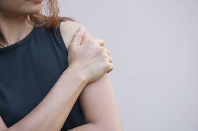 팔 아프고 저린데 목디스크는 아니다 자세만 잘 잡으면 낫는 ‘이 병 의심