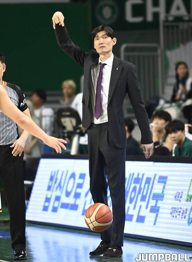 웜업터뷰 3연패 탈출 노리는 김주성 감독 국내 선수들이 패스로 공격 풀어줘야박인웅은 검진 예정”