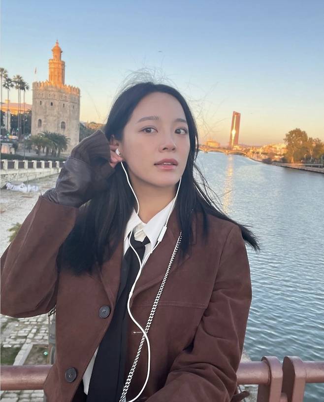 스페인에서 찍힌사진 너무 예뻐 난리난 여배우 이어폰 꽂고 여유로운 여행룩 대본은 내운명