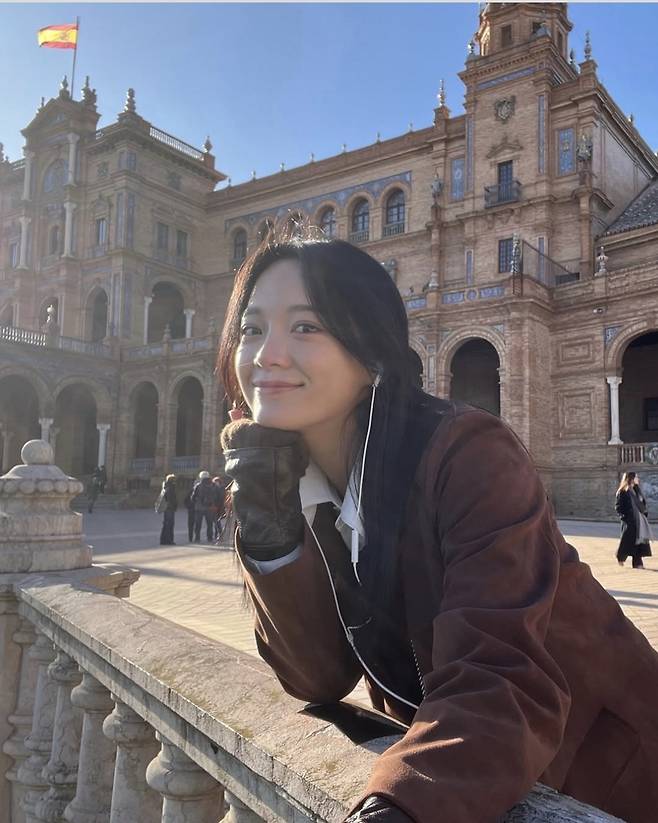 스페인에서 찍힌사진 너무 예뻐 난리난 여배우 이어폰 꽂고 여유로운 여행룩 대본은 내운명
