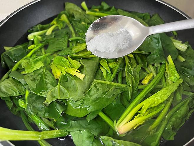 시금치무침 이것으로 무치세요 식감과 맛이 확 살아나는 시금치무침 레시피 꿀하우스