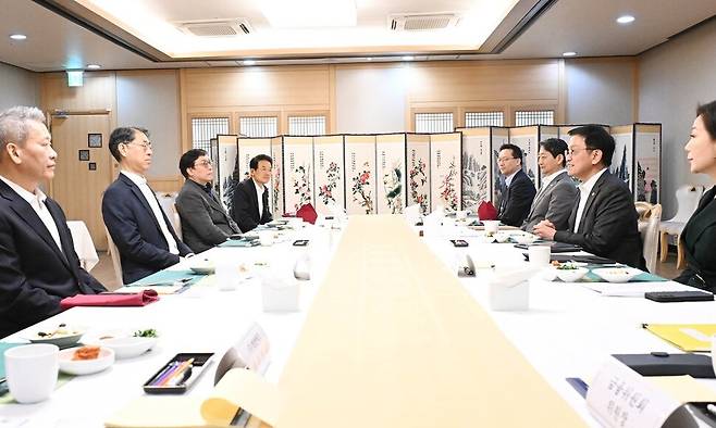 최상목 미 관세 조처 수단 총동원해 대응”‘대행 체제 한계 지적도