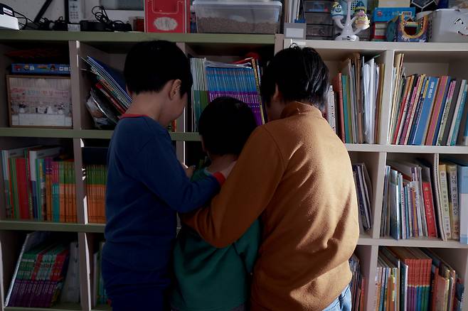 단독 아픈 엄마 두살 동생 돌보는 초1 유진이이런 아이 24만명 어린 가장의 눈물