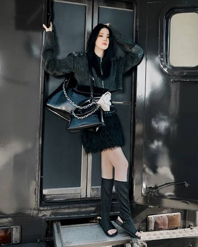 한소희 복근 드러낸 핫한 봄의 잇걸 크롭 집업에 깃털 미니 스프링룩 패션엔