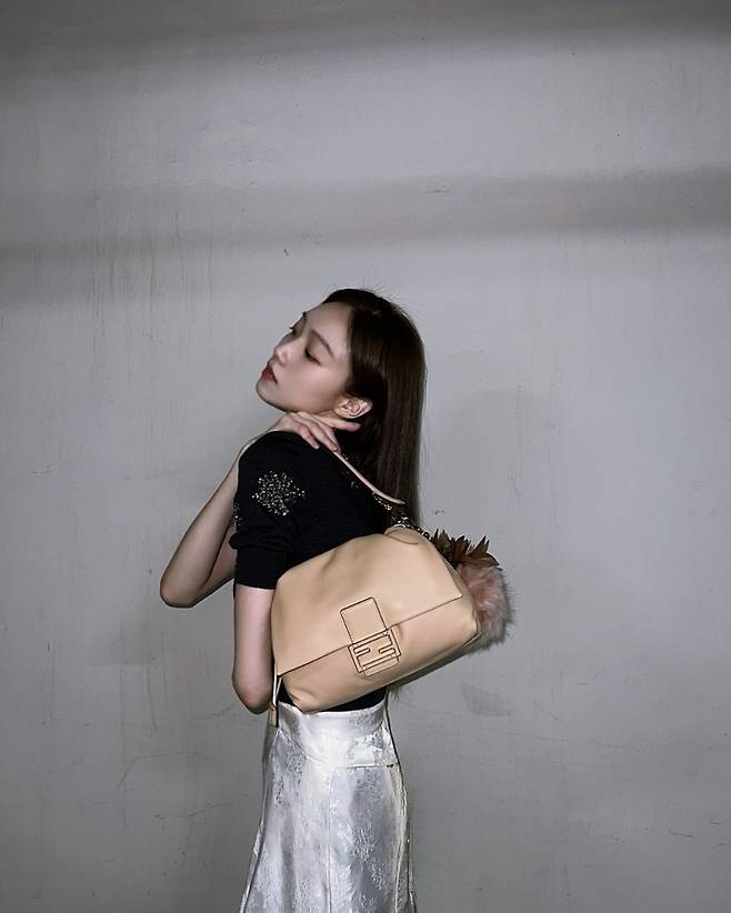 이성경 마르고 예쁜애 정석 174cm 50kg 눈부신 미모의 롱스커트룩 대본은 내운명
