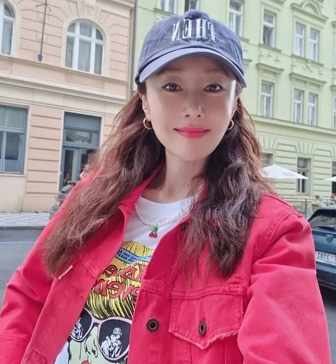김지수 50대 봄여름 컬러룩 너무나 자연스런 반묶음 동안미모 셔츠룩 대본은 내운명