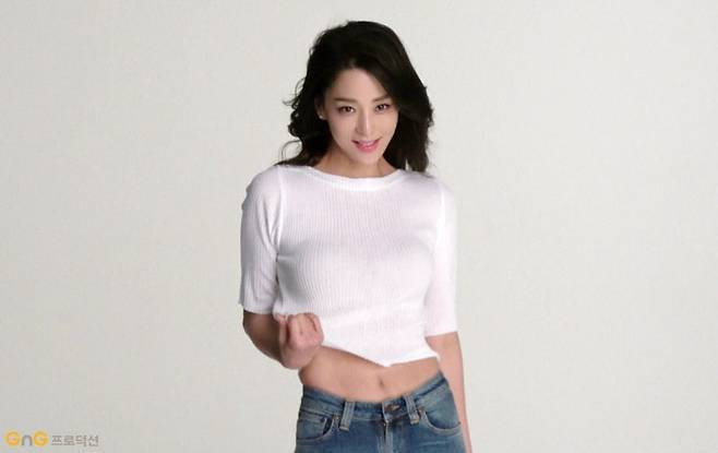 ‘삼겹살 끊고 174cm·52kg’ 49세 여배우, 20대 몸매 유지! 전설의 데님룩 | 스타와 라이프