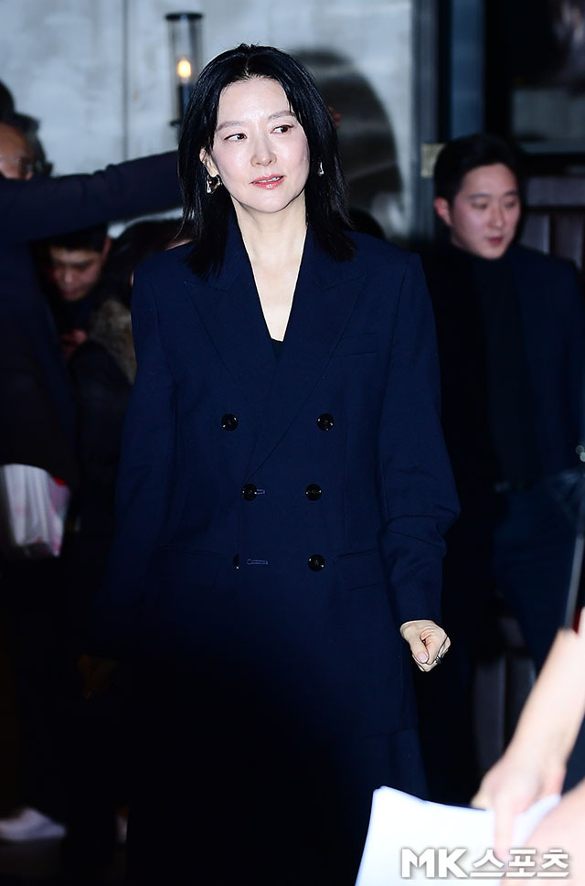 이영애 25년 세월이 멈춘 듯 우아함의 정점 찍은 네이비룩 뷰티는 내운명