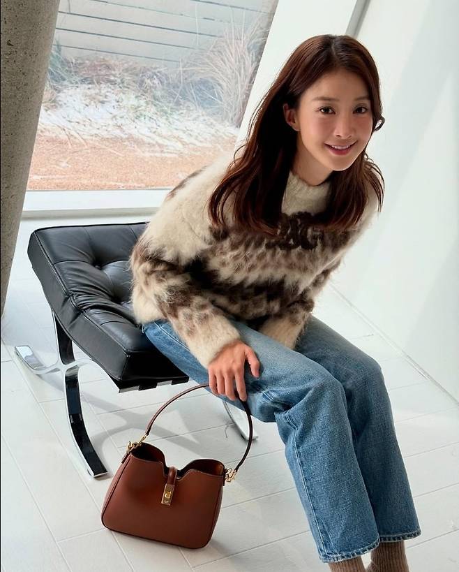 이시영 보송한 셀린느 니트로 완성한 겨울 감성 스타일리시한 데님 매치 세련된 윈터룩 뷰티는 내운명