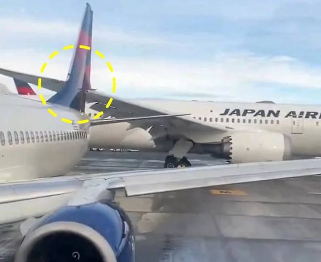 갑자기 달려들어 꼬리 관통”美공항 활주로서 여객기 2대 충돌