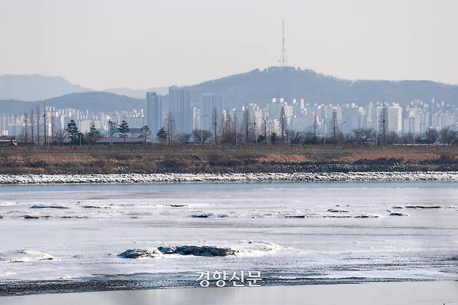 맹추위 계속한강에 얼음 ‘둥둥 정동길 옆 사진관