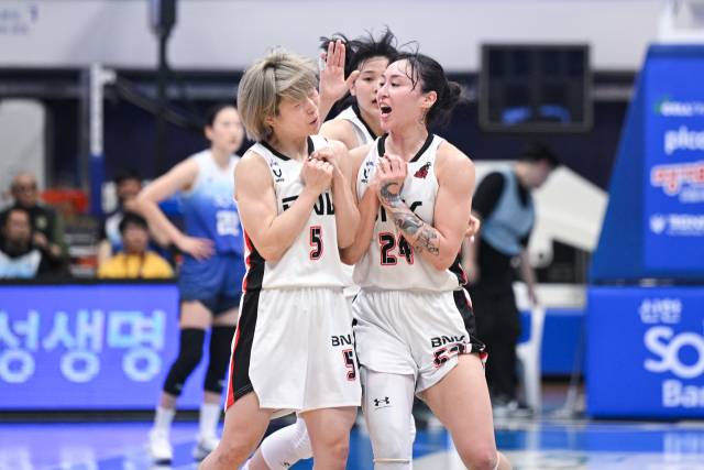 1위 아직 모른다! BNK, 54-49로 우리은행 격파+공동 1위 등극…안혜지 16점+사키 더블 더블