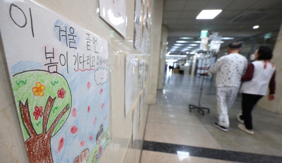 사설 의정갈등 1년 ‘일방 강행 사과하고 ‘묻지마 저항 멈춰야