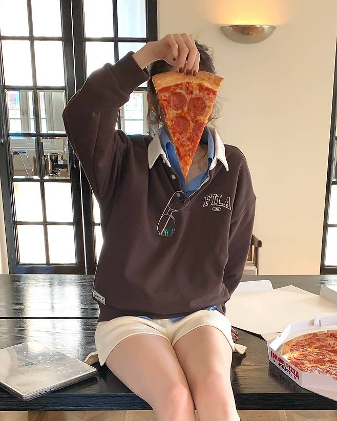 강민경 34살 맞아 셔츠에 맨투맨 레이어드한 새내기룩 스타픽