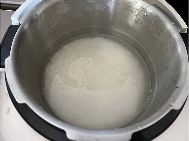 밥 지을 때 그냥 짓지 마세요 숟가락으로 이렇게 해주니 대박이네요 오늘살림루틴