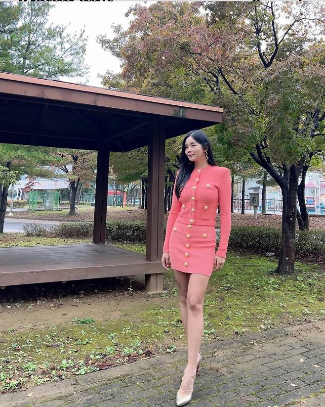 이 비율 실화야? '170cm 49kg' 모델핏 여가수, 핫핑크 트윈룩 | 뷰티는 내운명