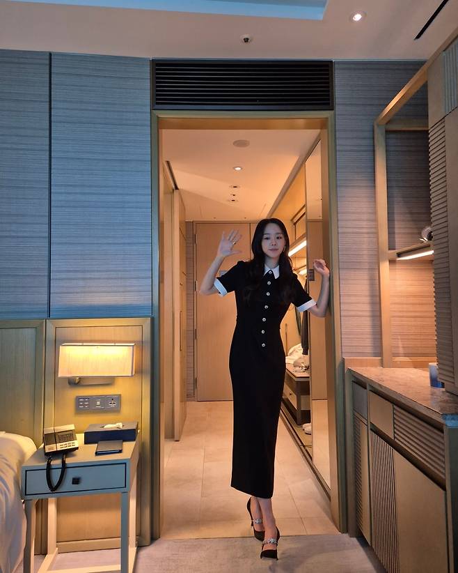 신혜선 35살 맞아 우아한 블랙드레스로 20살 같은 동안미모 스타픽