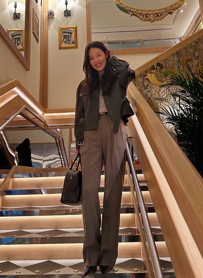 한지혜 청담동 드립 커피 4살 딸 육아 잊고 즐긴 여유만만 가죽 재킷 나들이룩 패션엔