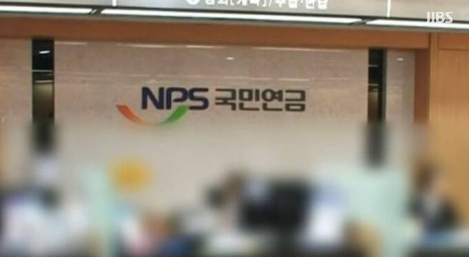 국민연금 ‘돌이킬 수 없는 위기 가입자 줄고 부채만 ‘눈덩이