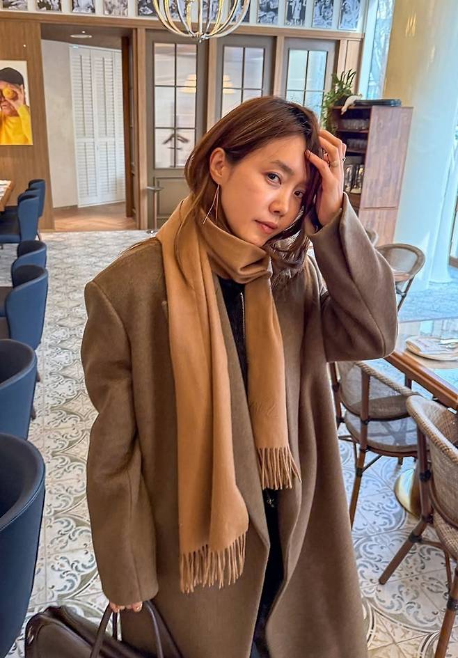 채정안 172cm 얼죽코의 진수 머리부터 발끝까지 톤온톤 깔맞춤 얼죽코룩 패션엔