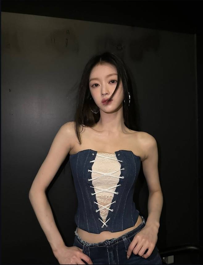 춤 잘추는 집안 오빠는 유명한 댄서라는 미모의 여가수159cm 믿기지않는 비율 데님룩 대본은 내운명