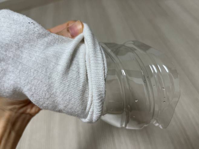 생수병을 창틀에 끼우면 창틀 먼지가 모두 없어진다는 사실을 알았습니다 텐꿀팁